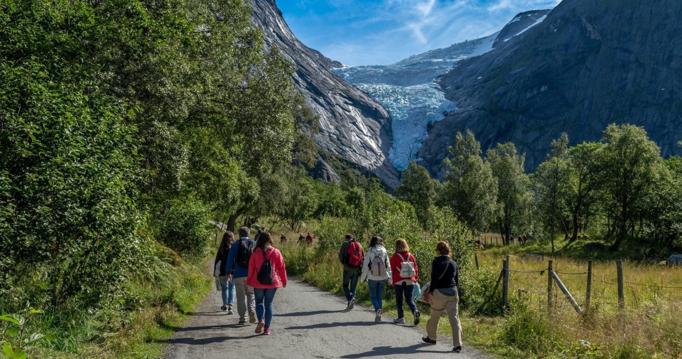 Guided tour to Briksdal glacier including cake & coffee | Olden Adventure